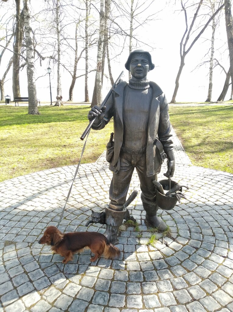 Park, sokak heykeli Рыбак, Ostashkov, foto
