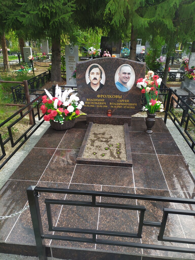 Heykel ve mezarlık taşı üreticileri Snzgranit, Snejinsk, foto