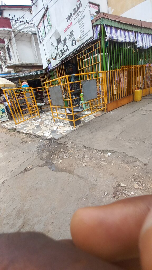 Postiş Top Class Saloon, Akra, foto