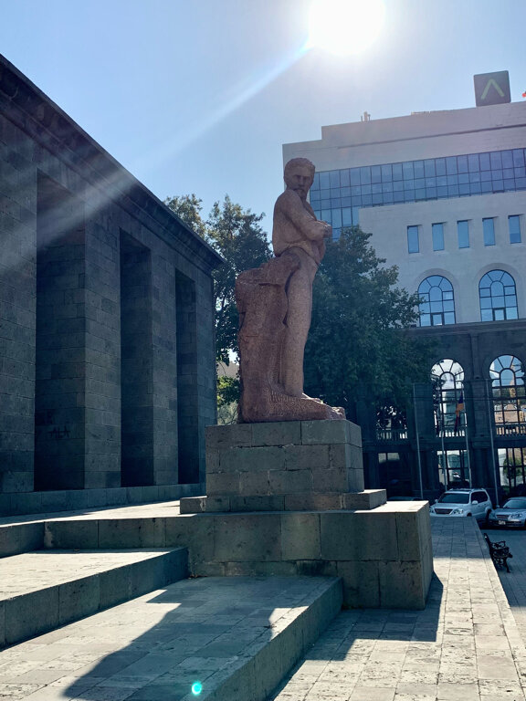 Anıt, heykel Stepan Shahumyan, Erivan, foto