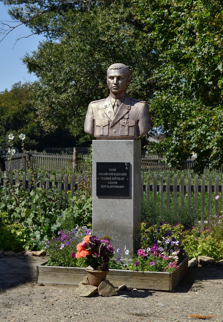 Anıt, heykel Бюст Героя Российской Федерации Петра Валентиновича Захарова 1977-2000, Altayski krayı, foto