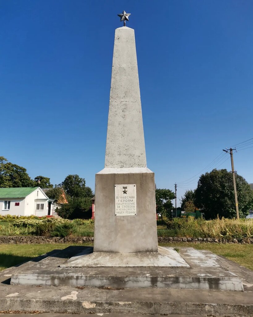 Anıt, heykel Victims of fascism, Minskaya oblastı, foto
