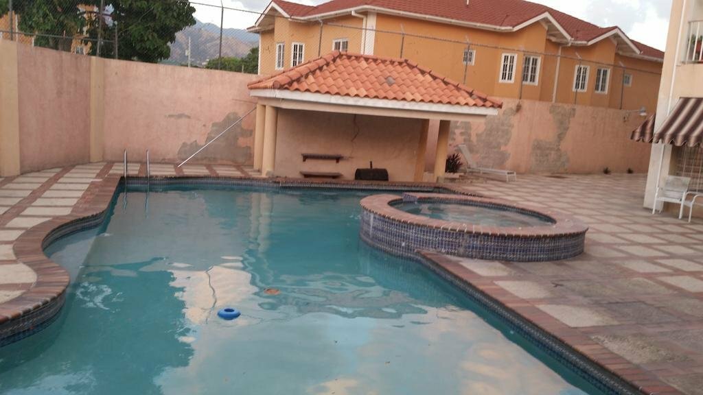 Otel Comfortable Suite 3, Kingston, foto