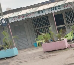 Restaurant bar chez Ashley (Brazzaville, Commune de Bacongo, Route de l'Auberge de Gascogne), restoran  Brazzaville'den