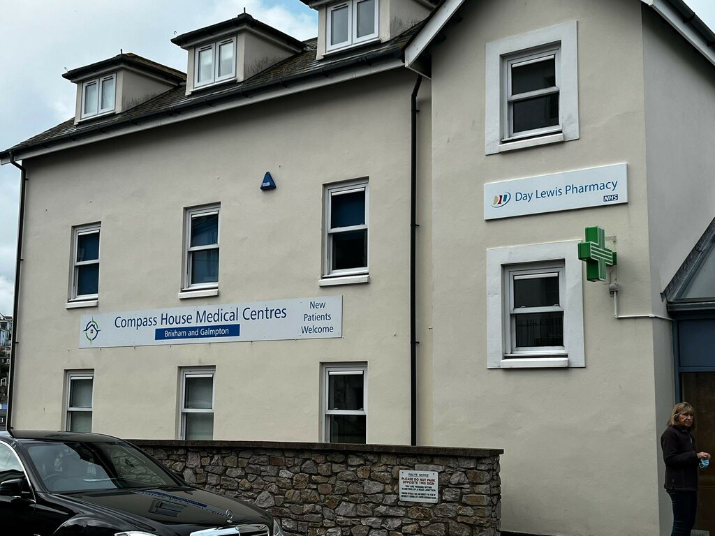 Eczaneler Day Lewis Pharmacy Brixham Compass House, İngiltere, foto