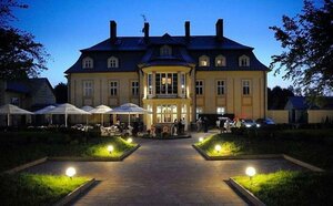 Palac Kotulinskich (Silesian Voivodeship, Powiat Bielski, Czechowice-Dziedzice, Czechowice), otel  Czechowice‑Dziedzice'den