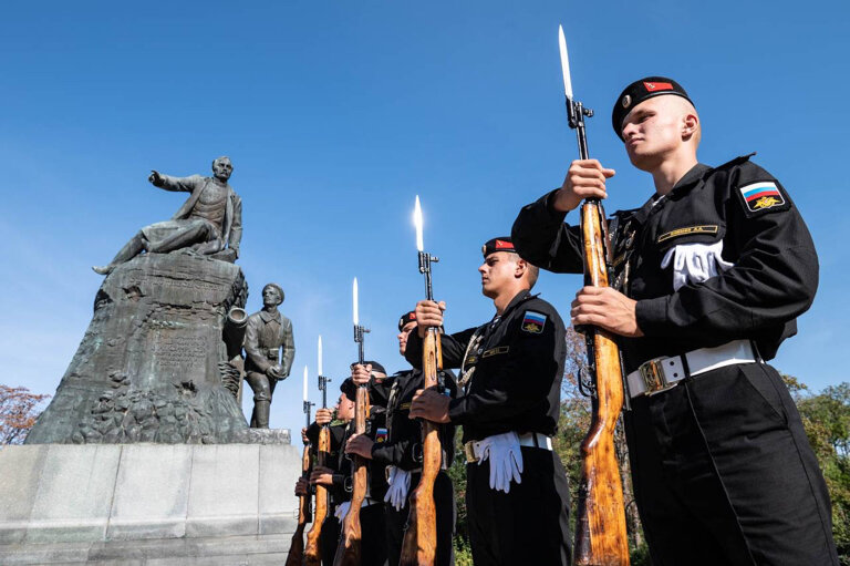 Anıt, heykel В.А. Корнилов, Sevastopol, foto