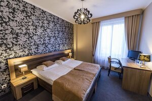 Hotel Restauracja Teczowa (ul.Spoldzielcza 11,59-800 Luban,), otel  Luban'dan
