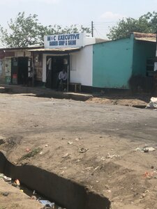 M& C Barbershop & Salon (Lusaka, Lusaka, Nkoloma, Kuomboka Road), berberler  Lusaka'dan