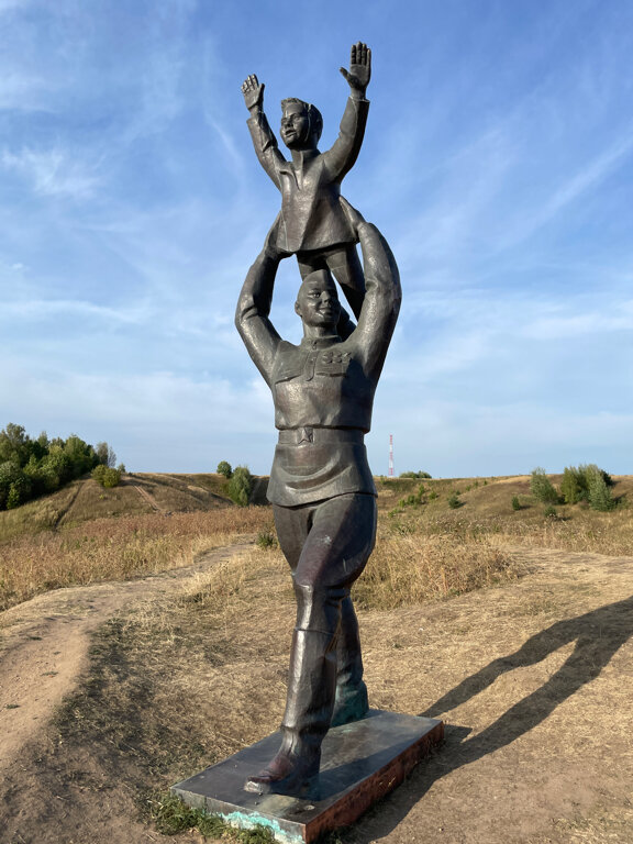 Anıt, heykel Солдат с ребёнком, Yaroslavskaya oblastı, foto