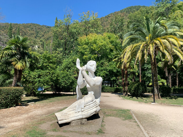 Park, sokak heykeli Медея, Gagra, foto