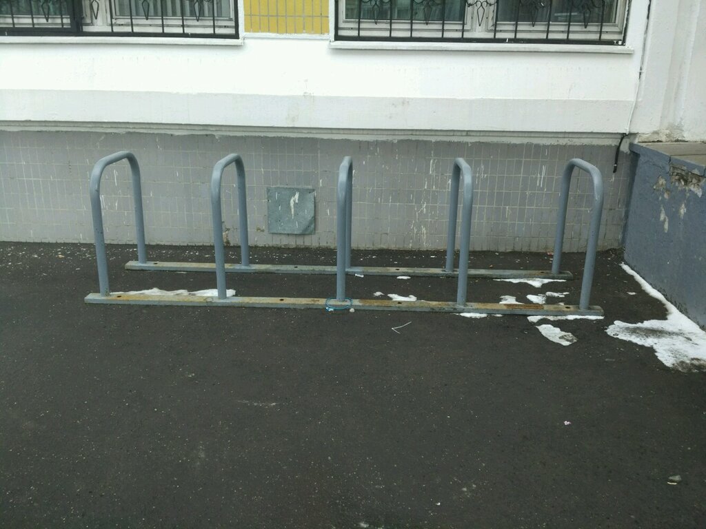 Bisiklet park yerleri Velosipednaya parkovka № 35020 Tsentr obrazovaniya № 1457, Moskova, foto