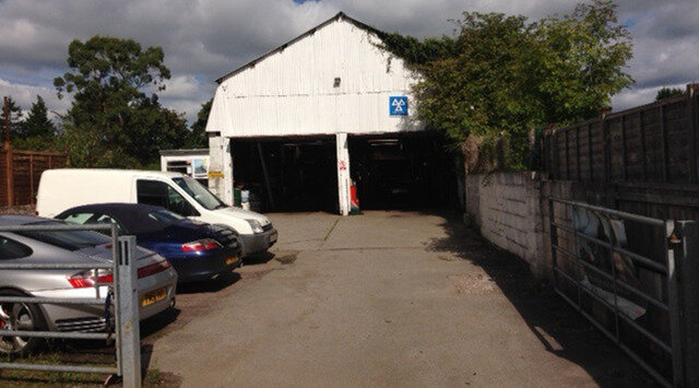 Otomobil servisi Oak Tree Garage, İngiltere, foto