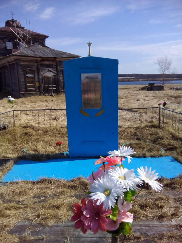 Anıt, heykel Воинское захоронение П.М. Тихонова, Arhangelskaya oblastı, foto