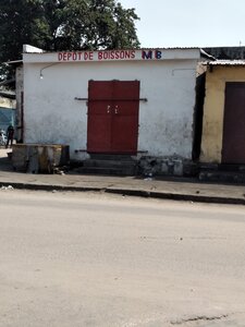 Ets dépôt de boissons M. D (Brazzaville, Commune de Poto-Poto, Des Beaux Parents Avenue), bira dükkanı  Brazzaville'den