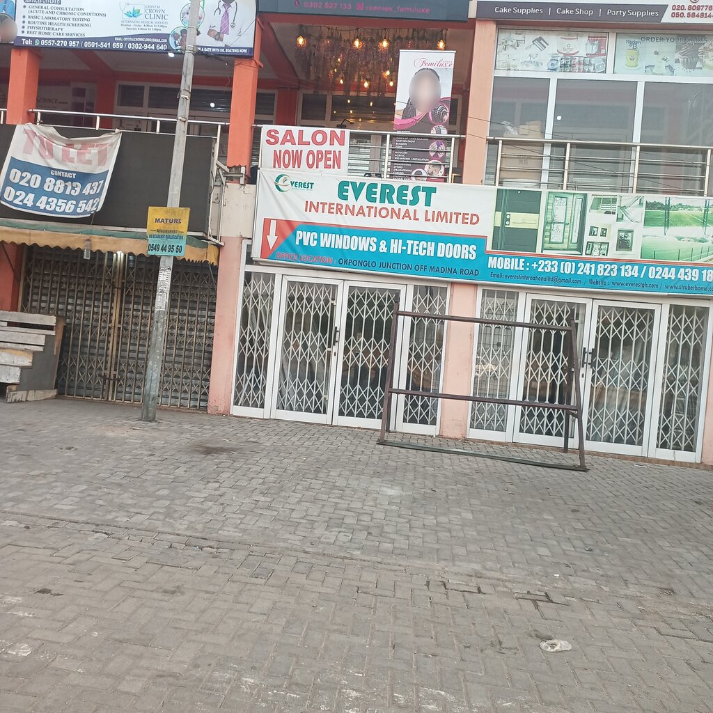 Giyim mağazası Everest International Ltd, Akra, foto