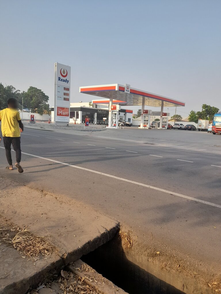 Benzin istasyonu Ready Fuel Station, Akra, foto