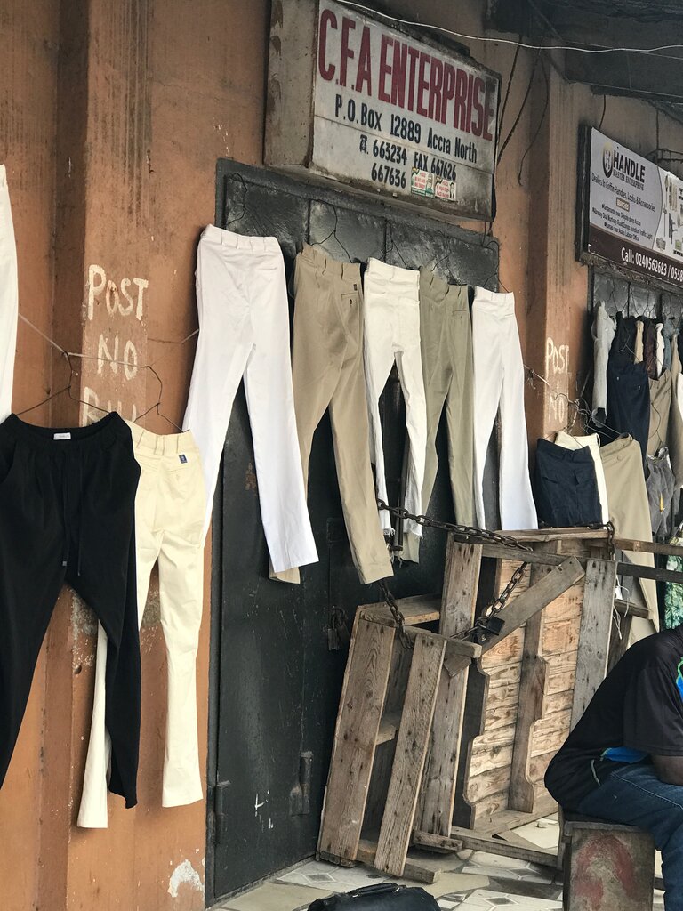 Yapı malzemeleri pazarı Cfa Ent, Akra, foto