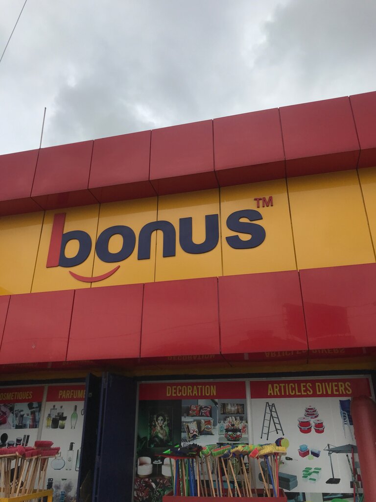 Ev eşyası mağazaları Bonus Store Everything at 1, 000 Cfa Francs, Abican, foto