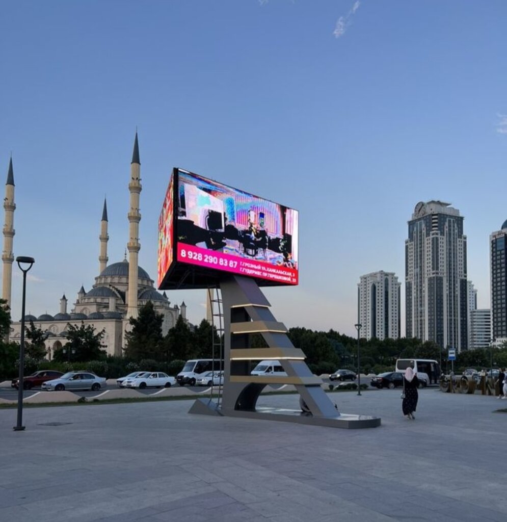 Açıkhava reklamcılığı Triumf, Grozni, foto