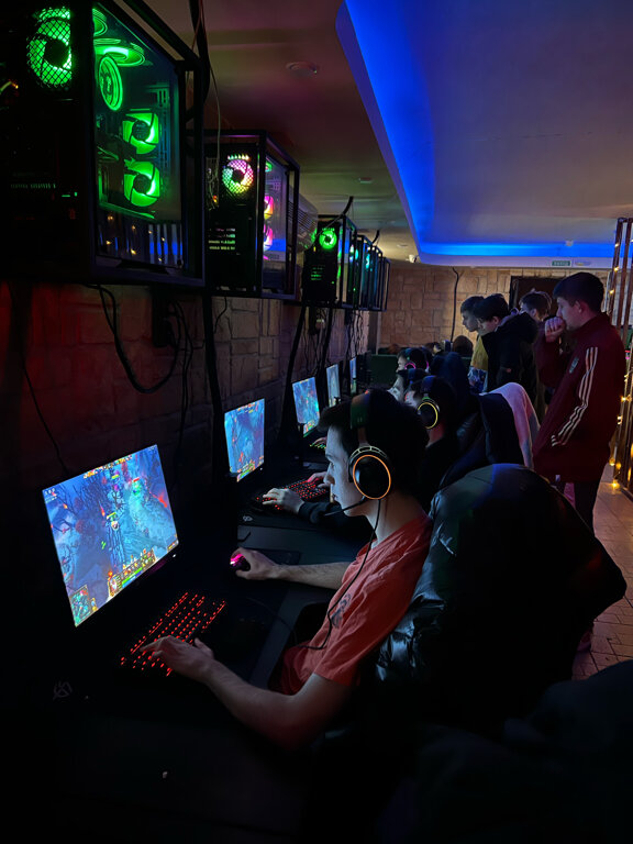 Bilgisayar kulübü Cyber Lounge, Tihoretsk, foto