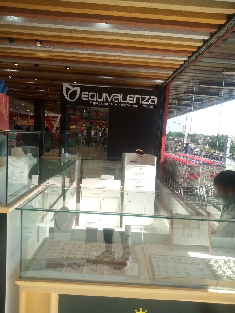 Kozmetik ve parfümeri mağazaları Equivalenza Benfica, Loanda, foto