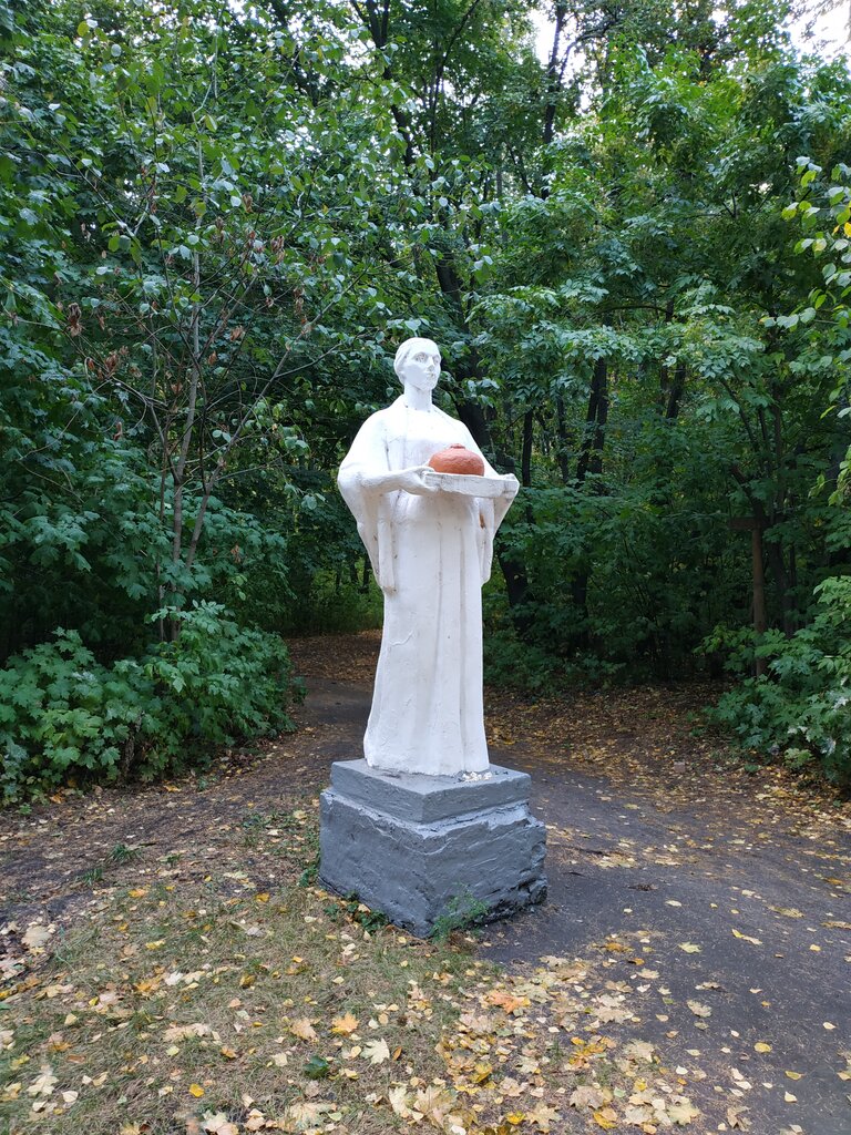 Park, sokak heykeli Девушка с караваем, Ulyanovsk, foto