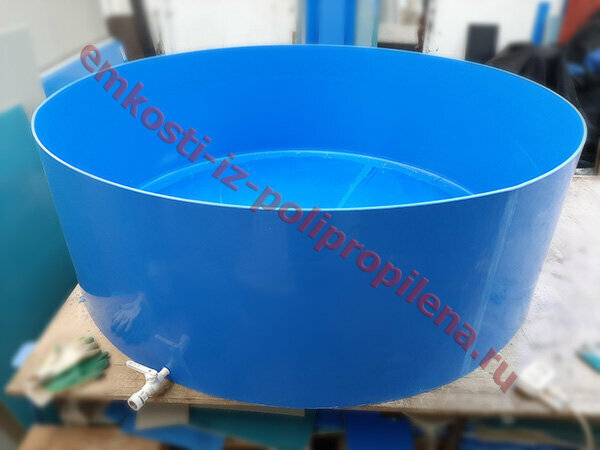 Rezervuar ve sıvı nakliye ekipmanları Emkosti iz polipropilena, Moskova, foto