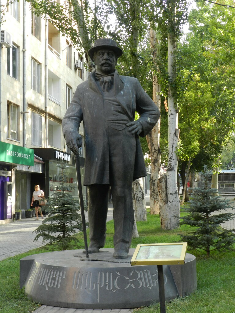 Anıt, heykel Monument of Alexander Mantashev, Erivan, foto