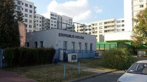 Hostel International Erasmus House (Aleja Krakowska 285,02-133 Warszawa,), otel  Varşova'dan