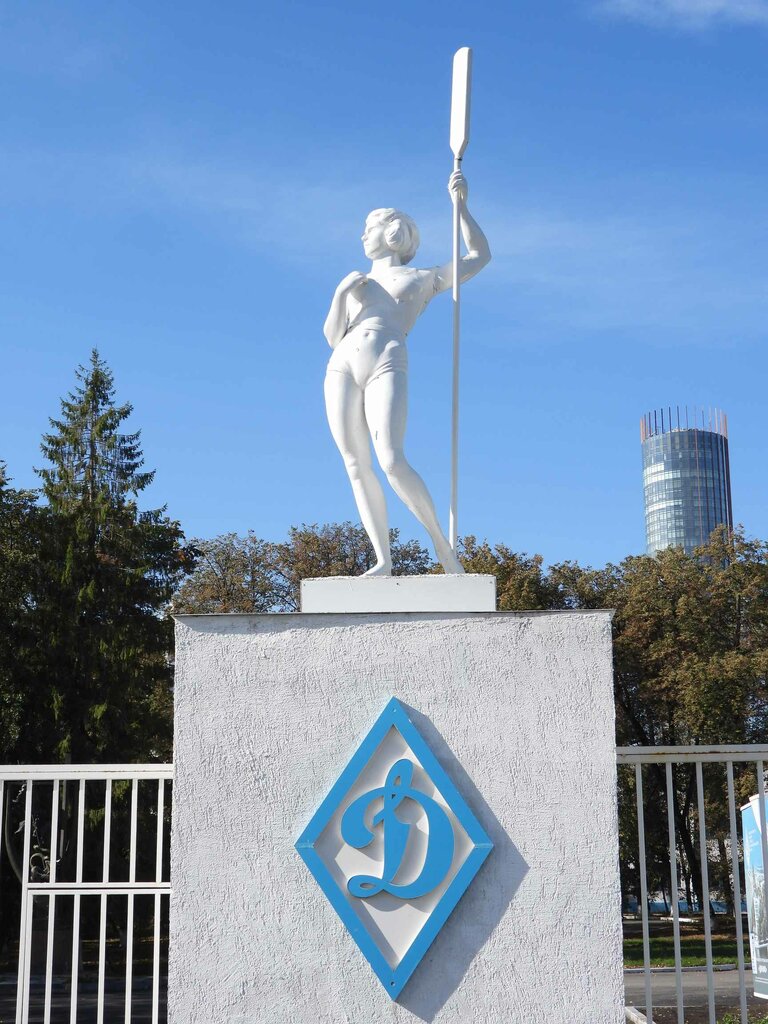 Park, sokak heykeli Девушка с веслом, Yekaterinburg, foto