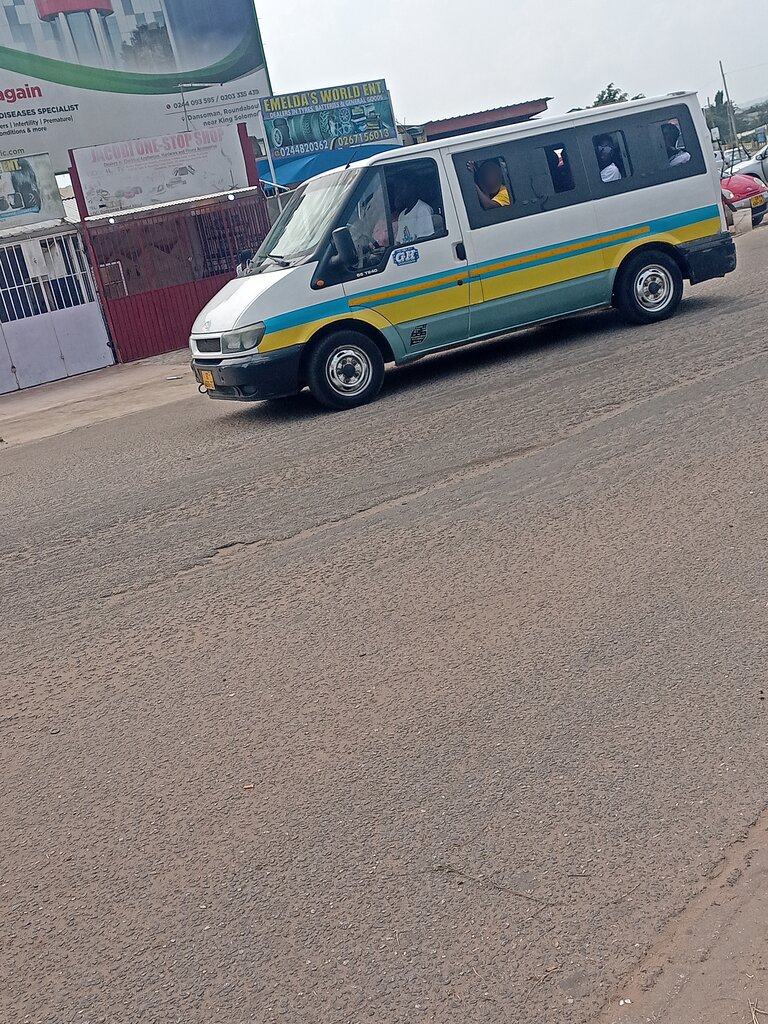 Jant ve lastikçiler Emelda's World Enterprise, Akra, foto