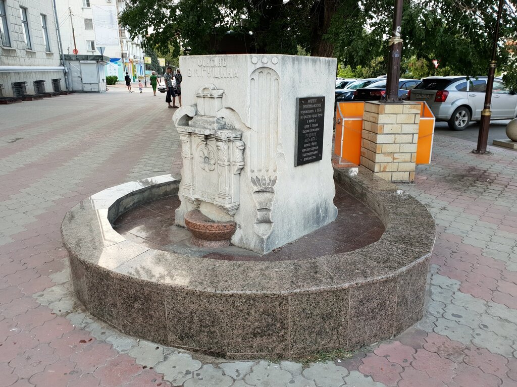 Anıt levhası, anıt taş Фрагмент фонтана-памятника Гущина, Kerç, foto