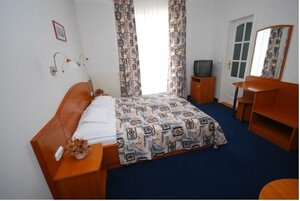 Corner Apartmanhaz (Kisfaludy Sandor Utca 88,8380 Heviz,), otel  Zala'dan