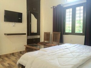 Vishwa Chandra Palace (Badrinath Road,Tapovan Rishikesh,Near Baba Balaknath Mandir,Rishīkesh 249192,), otel