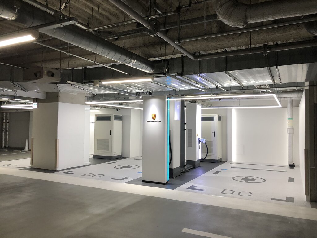 Otomobil satış galerileri ポルシェターボチャージングステーション, Osaka, foto