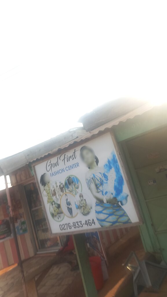 Giyim mağazası God First Fashion Center, Dünya, foto