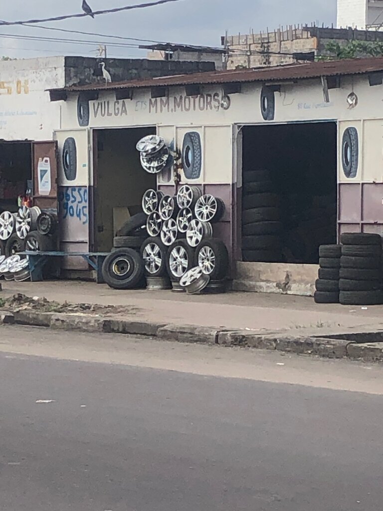 Jant ve lastikçiler Ets Mm Motors, Brazzaville, foto