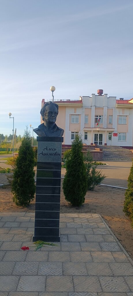 Anıt, heykel Алесь Адамович, Mogiliovskaya oblastı, foto