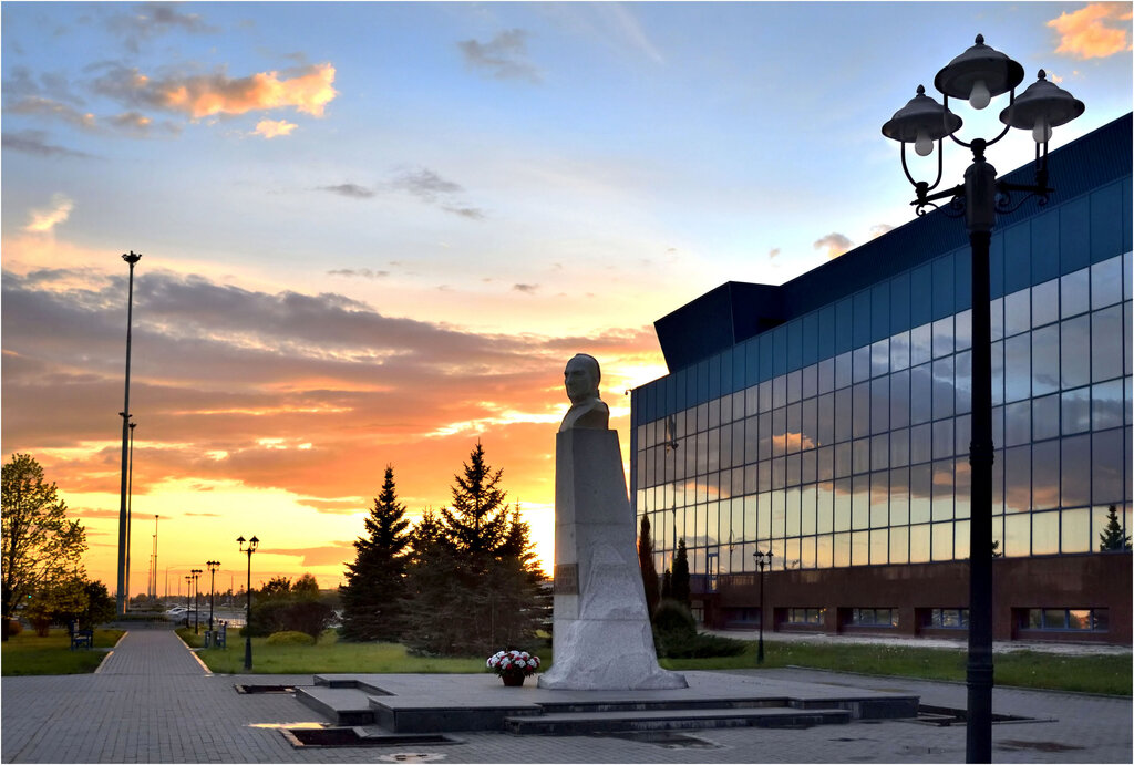 Anıt, heykel V.N. Polyakov, Tolyatti (Togliatti), foto