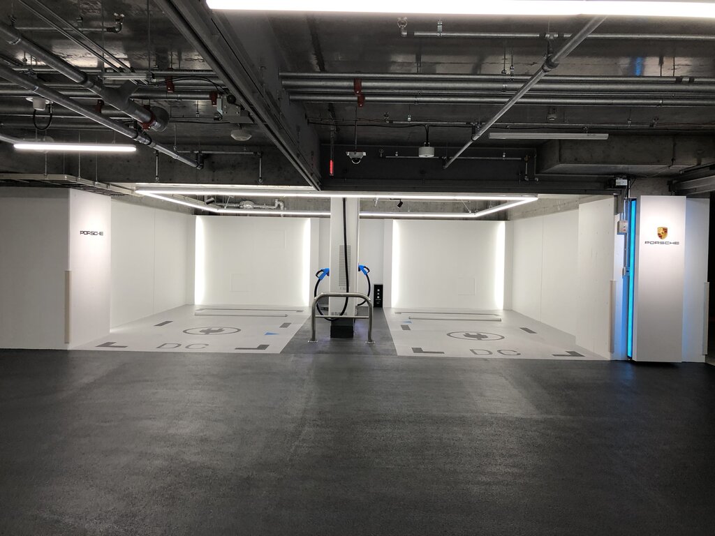 Otomobil satış galerileri ポルシェターボチャージングステーション, Osaka, foto