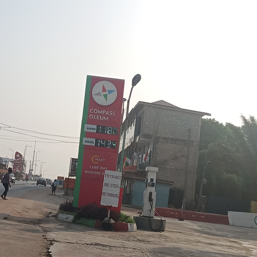 Benzin istasyonu Compass Oleum Filling Station, Akra, foto