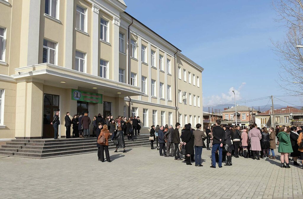 Ortaokul Школа № 4 им. Гулиа, Suhum, foto