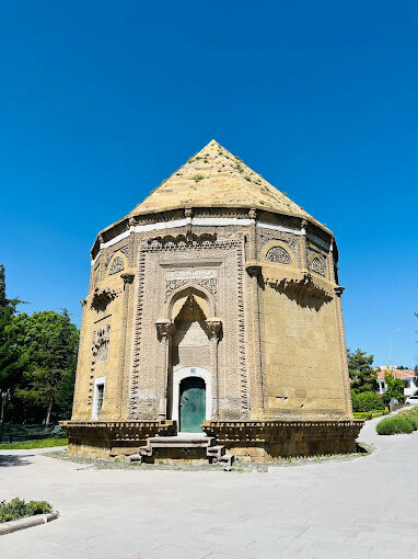 Turistik yerler Hüdavent Hatun Türbesi, Niğde, foto