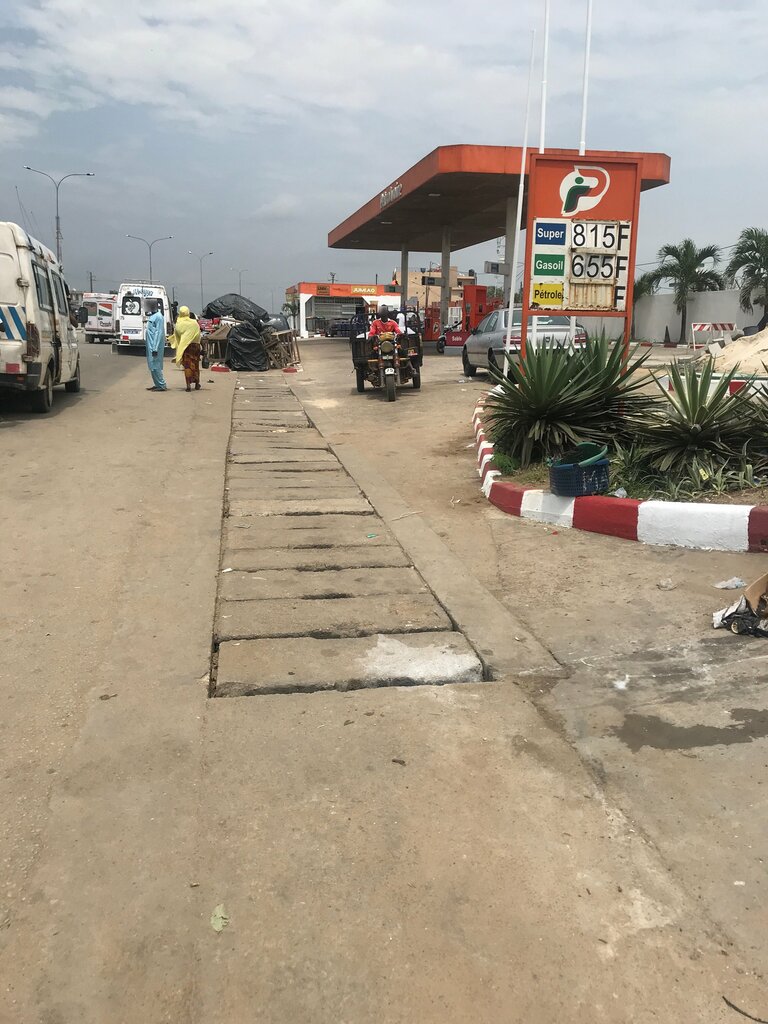 Benzin istasyonu Station Pétro Ivoire, Abican, foto