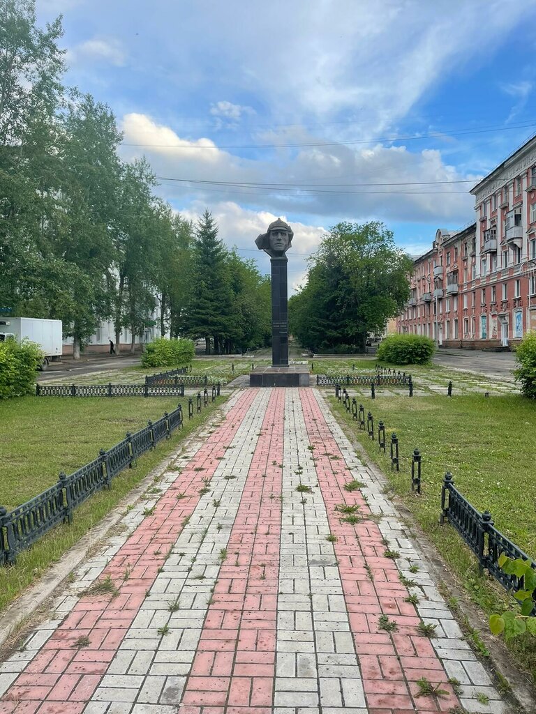 Anıt, heykel Н. Островский, Seversk, foto