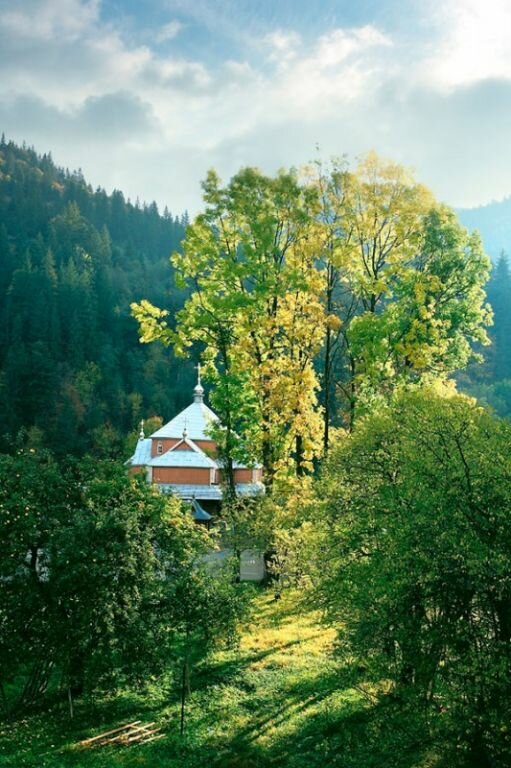Güzellik salonu Церковь святого Дмитрия Солунского, Yaremcha, foto