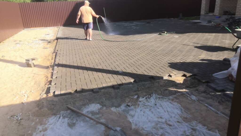 Kaldırım taşları Trotuarnaya plitka, Tverskaya oblastı, foto