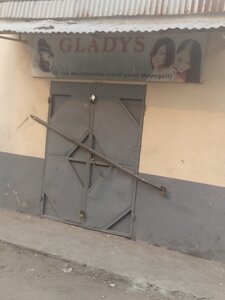 Ets Salon de coiffure Fladdys (Brazzaville, Commune de Moungali, Avenue des Boinous), berberler  Brazzaville'den
