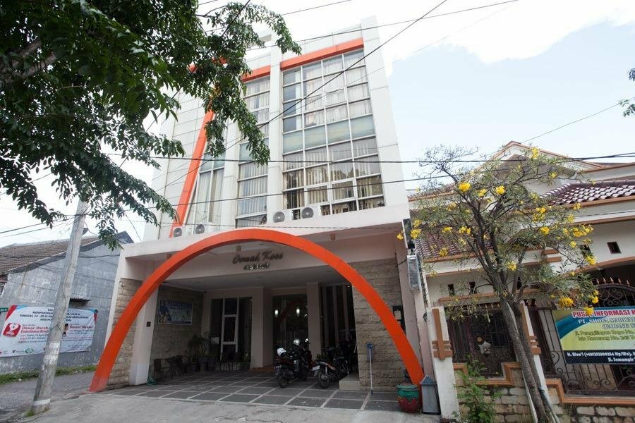 Otel Oemah Koss Homestay by RedDoorz, Surabaya, foto